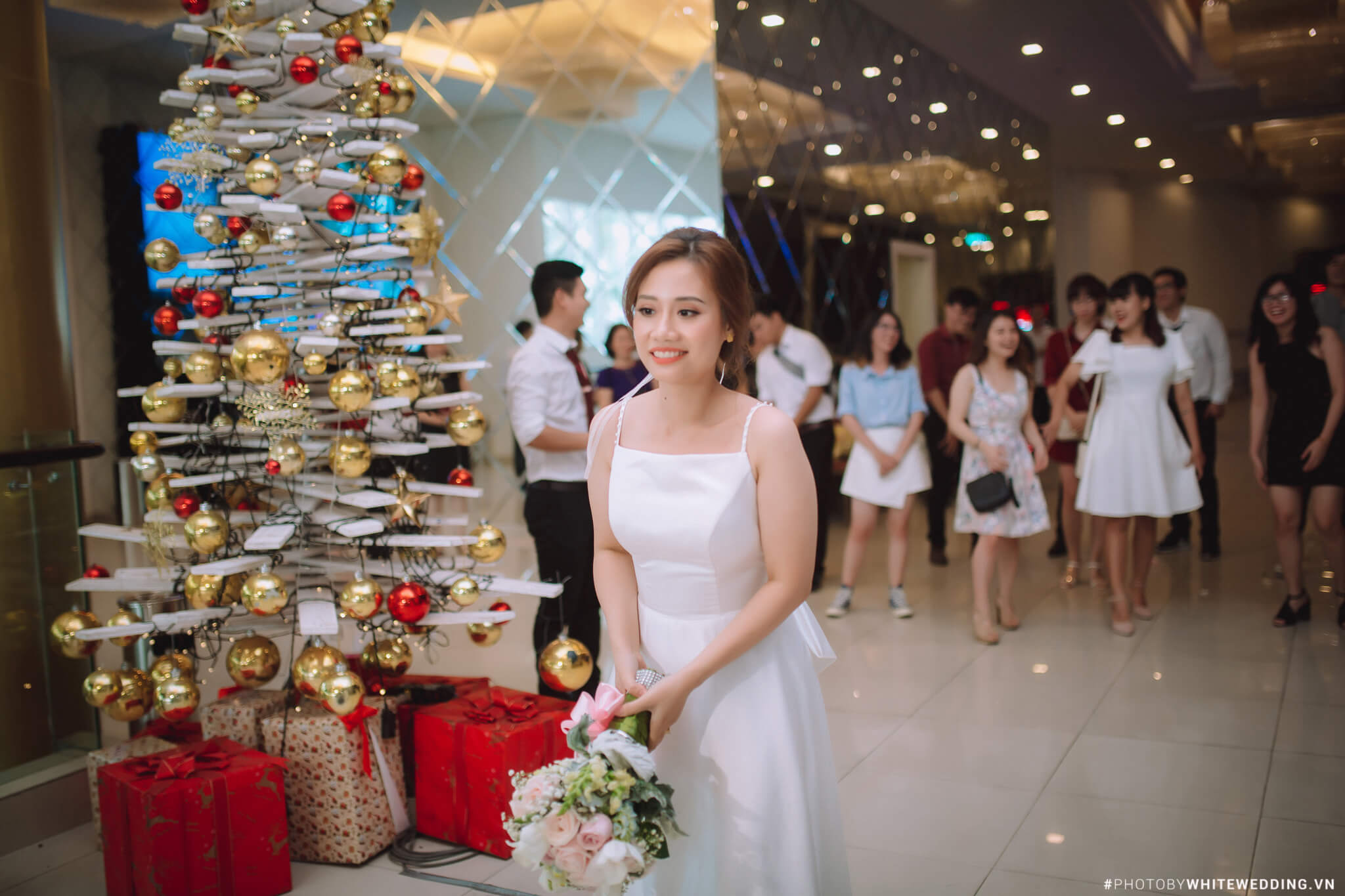 BẠN BIẾT GÌ VỀ Ý NGHĨA CỦA VIỆC CÔ DÂU TUNG HOA TRONG NGÀY CƯỚI – WHITE ...