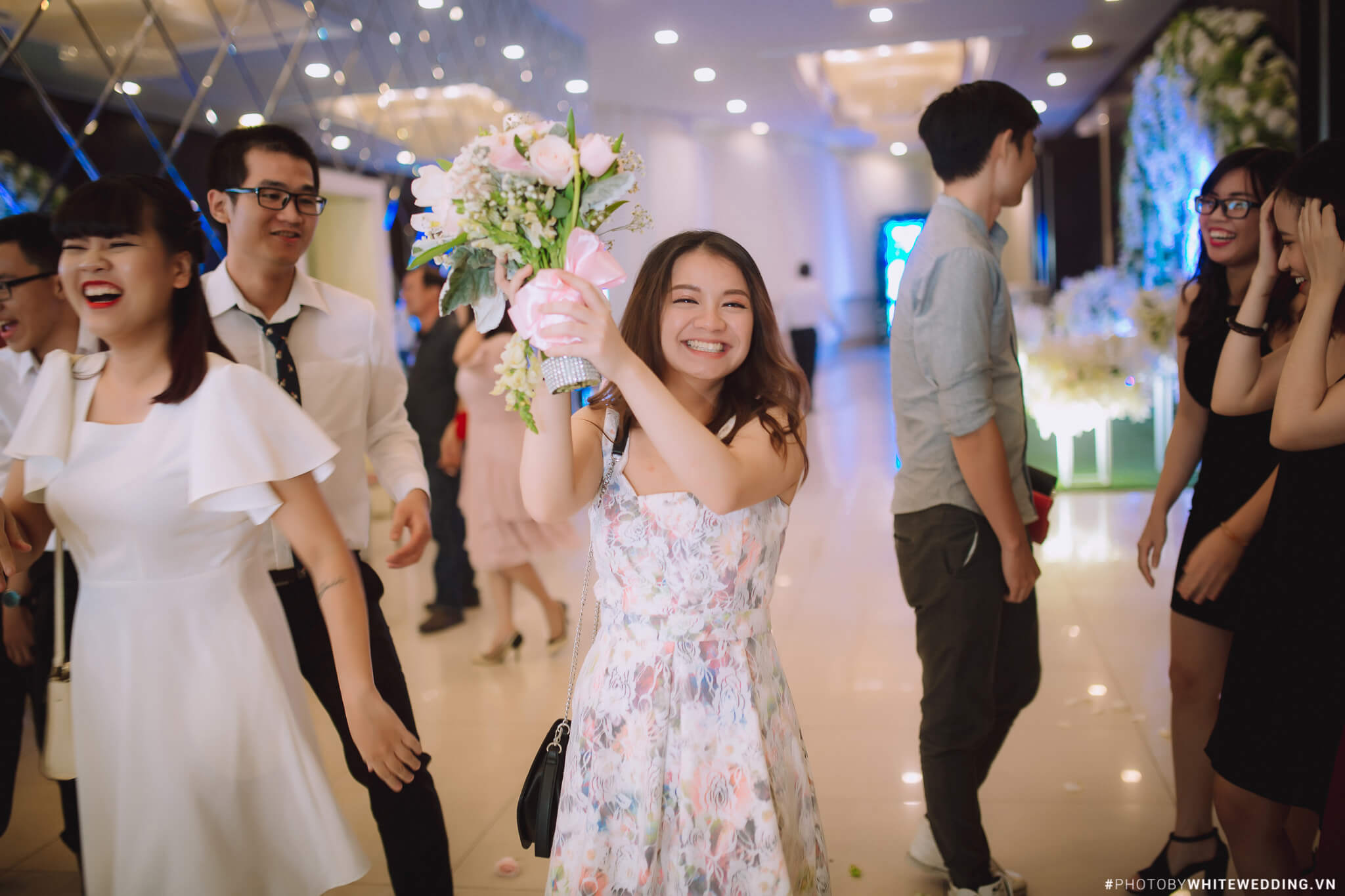 BẠN BIẾT GÌ VỀ Ý NGHĨA CỦA VIỆC CÔ DÂU TUNG HOA TRONG NGÀY CƯỚI – WHITE ...